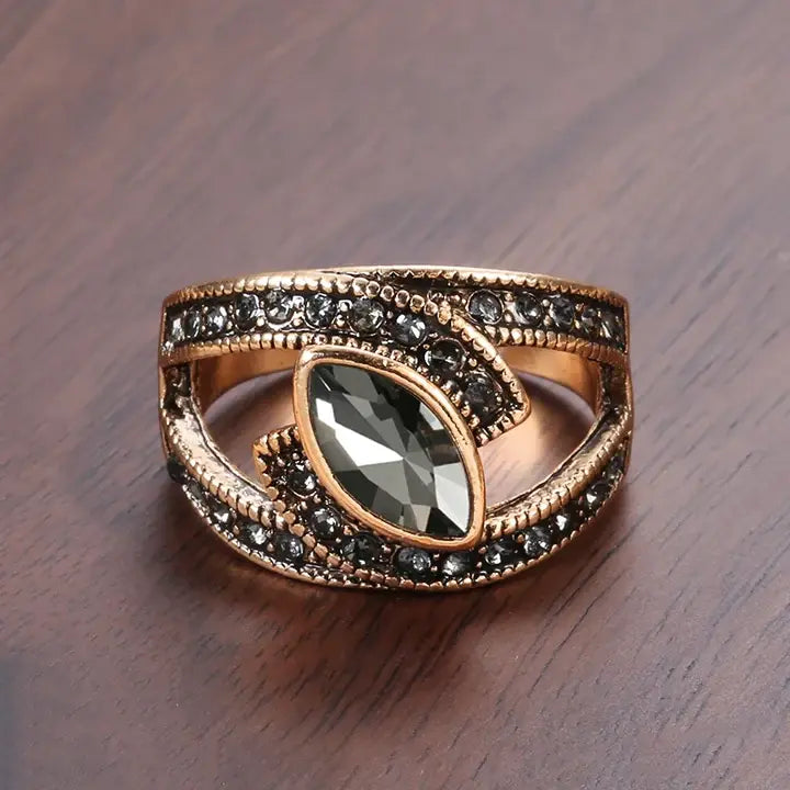 Elegant ring with black crystal – Evelyn Jewellery